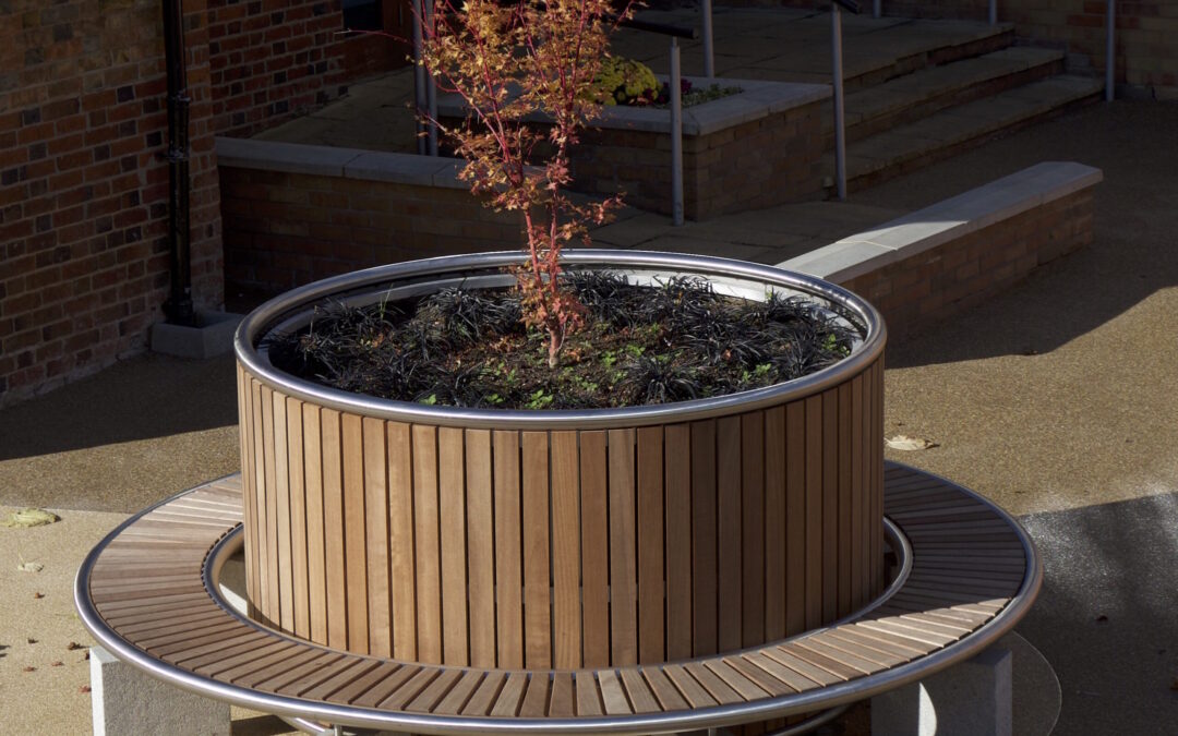 Shoreline SLPL Planter & SL008 plinth mounted - Benchmark Street Furniture